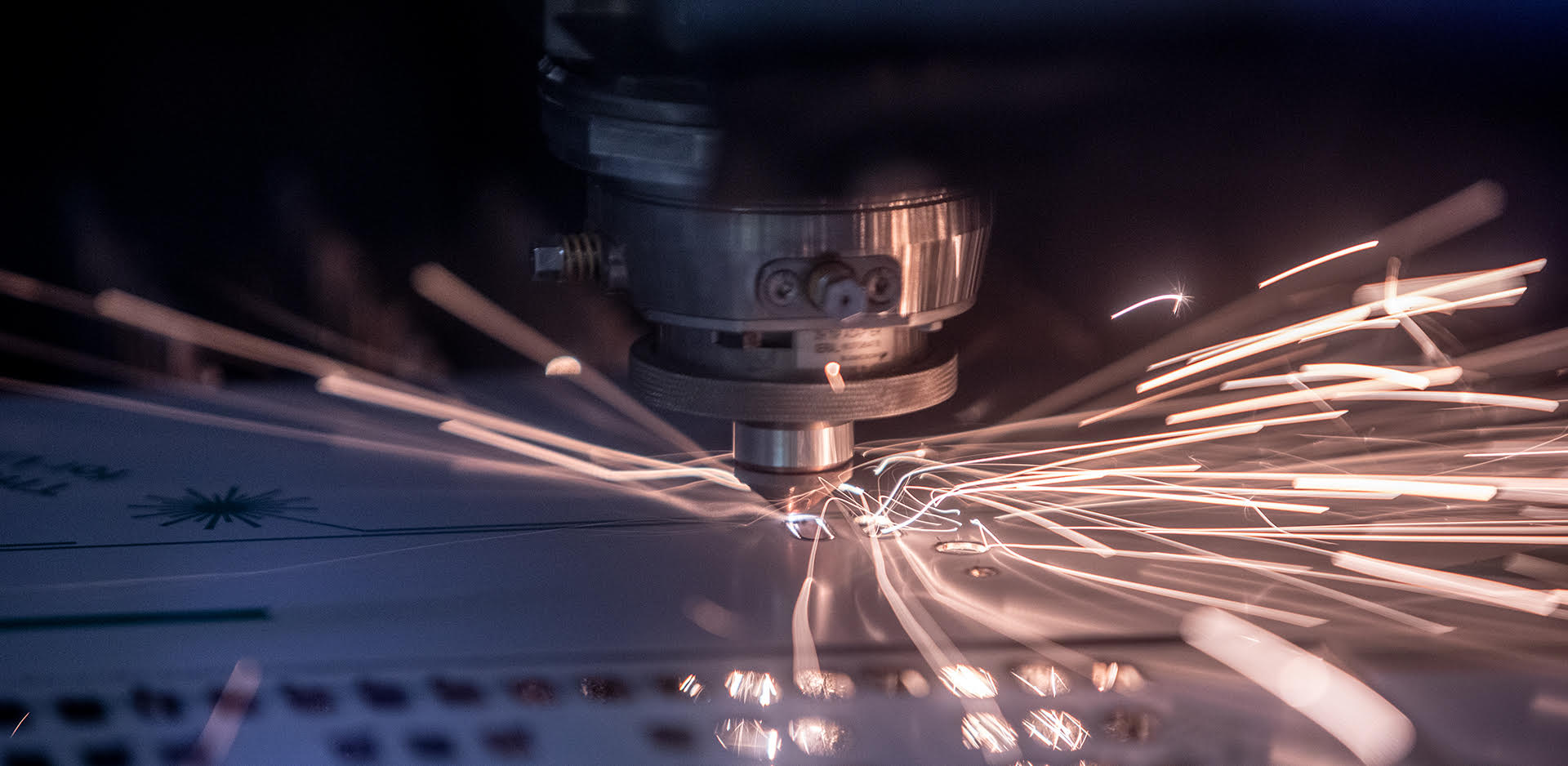 Taglio laser alluminio: precisi con la fibra ottica - Arcobaleno lamiere